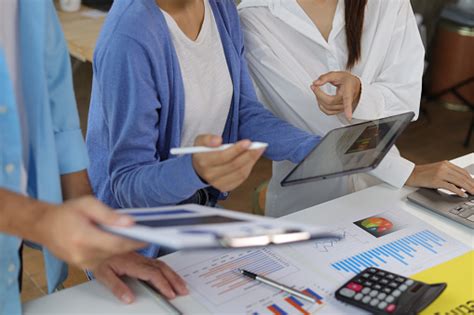 마케팅 전략 및 비즈니스 재정에 대한 분석 계획과 함께 새로운 프로젝트에 함께 회의 비즈니스 협업 전략 계획 및 동료의 브레인 스토밍 18 19세에 대한 스톡 사진 및 기타