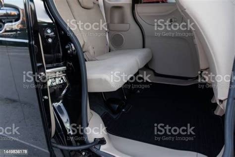 드라이 클리닝 전에 세부 차량을 위한 작업장에서 뒷좌석 아래에 검은 카펫을 청소하십시오 자동차 서비스 산업 세단의 인테리어 0