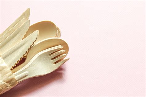 숟가락 포크 분홍색 배경에 나무로 만든 칼 친환경 일회용 주방용품은 목재로 꾸며져 있습니다 생태학 제로 폐기물 개념 플랫레이 맨 위 보기입니다 0명에 대한 스톡 사진 및