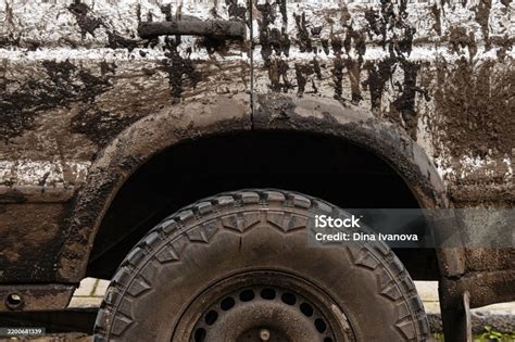 차체 바퀴 및 타이어에 진흙이 튄 더러운 4x4 차량 흙으로 덮인 진흙 투성이의 오프로드 Suv 자동차의 근접 촬영 세차 유지 보수 및 안전 운전 개념의 중요성 0명에 대한