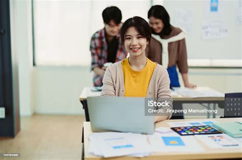 크리에이티브 웹그래픽 디자이너 팀 휴대폰 애플리케이션 및 개발 템플릿 레이아웃을 위한 드로잉 웹사이트 Ux Ui 앱 프로토타입 와이어프레임 개발 프로세스 3 명에 대한 스톡