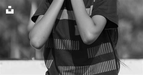 어린 소녀가 손으로 얼굴을 가립니다 사진 Unsplash의 무료 Waah Wedding 바라나시 이미지