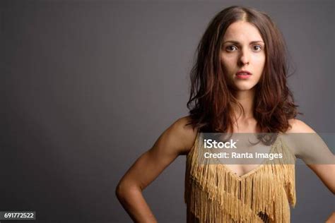 회색 배경 무대 의상을 입고 젊은 아름 다운 여자의 스튜디오 샷 얽힌 머리에 대한 스톡 사진 및 기타 이미지 얽힌 머리 한 명의 여자만 드레스 Istock