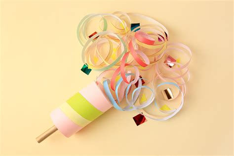 베이지 색 배경 평평한 누워있는 파티 포퍼에서 터져 나오는 아름다운 뱀과 색종이 조각 0명에 대한 스톡 사진 및 기타 이미지 0명 공휴일 기념일 Istock