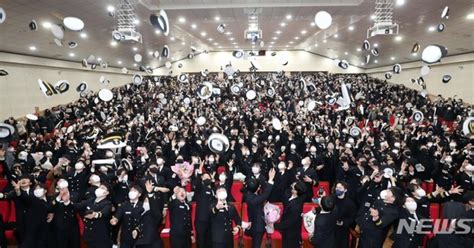 졸업 축하 모자 던지기