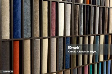 스탠드에 있는 컬러 카펫 샘플 인테리어를위한 다양한 카펫 디자인 0명에 대한 스톡 사진 및 기타 이미지 0명 소파 가구 Istock