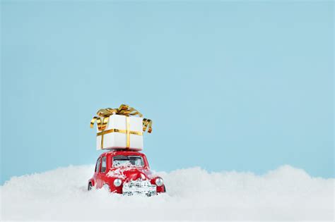 푸른 눈 덮인 풍경에 선물 상자와 크리스마스 빨간 자동차 텍스트 공간입니다 새해 복 많은 카드 개념 12월에 대한 스톡 사진 및 기타 이미지 Istock