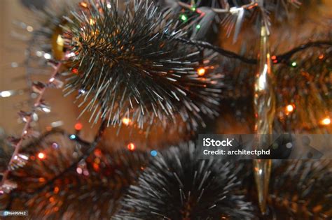 집과 사무실 배경에서 장난감과 빛나는 화환크리스마스 트리 0명에 대한 스톡 사진 및 기타 이미지 0명 12월 갈란드 장식품 Istock