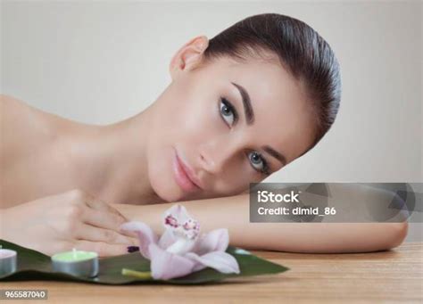 앞 아름다움 치료 스파 살롱에서 아름 다운 여자의 초상화 가짜 속눈썹에 대한 스톡 사진 및 기타 이미지 가짜 속눈썹 각질제거 건강관리와 의술 Istock