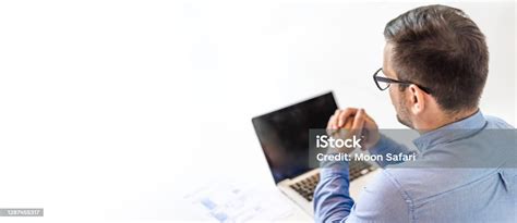 노트북 컴퓨터 화면 손 안경 화상 회의 회의 복사 공간을 보고 어깨 보기 사업가 기업가 를 통해 배너 넓은 파노라마 집 잠금에서