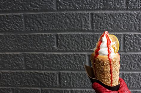 도넛형 콘 바닐라 연약한 서브 아이스크림 딸기와 레몬 달콤한 시럽을 얹은 고 설탕에 절인된 레몬을 얹은 0명에 대한 스톡 사진 및 기타 이미지 Istock