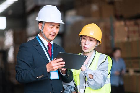 두 명의 아시아 창고 직원이 물류 창고 감사 및 재고 관리 표준 작업을 수행하고 있습니다 25 29세에 대한 스톡 사진 및 기타 이미지 25 29세 2명 35 39세