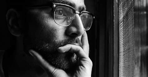 실내 감정 개인 고독 고요함 공상 깊이 남성 남자 남쪽 아시아 내성 도시의 드라마틱한 마음가짐 명상적인 묵상 반사 분위기 블랙 앤 화이트