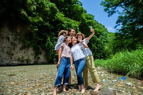 스마트 폰으로 셀카를 찍는 아름다운 강에 서있는 다섯 명의 가족 가족에 대한 스톡 사진 및 기타 이미지 가족 여행 주제 셀카 Istock