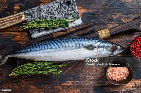 신선한 생선 고등어가 나무 도마에 칼을 들고 있습니다 어두운 나무 배경 위쪽 보기 건강한 식생활에 대한 스톡 사진 및 기타 이미지 건강한 식생활 검은색 고등어류