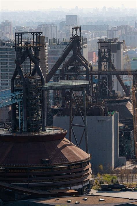 北京首钢三高炉博物馆三号、一号、二号高炉并置（近景为三号高炉） © 王栋