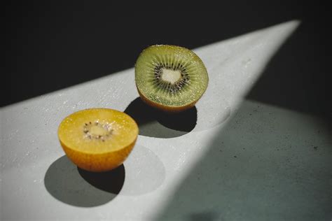 kotlin coroutines are not threads so why do they behave as such