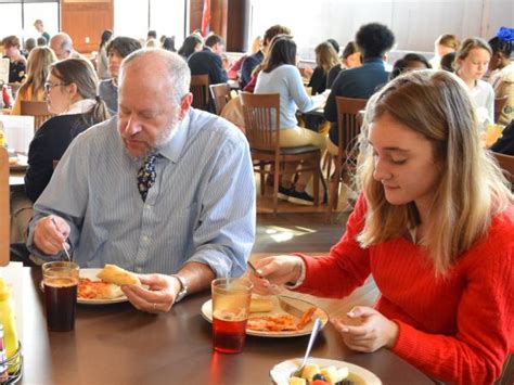 Wisconsin School Breaks Up Lunchtime Cliques With Assigned School Lunch