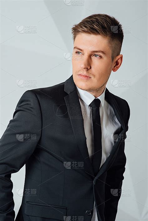 帅气的时尚男子的肖像在优雅的西装