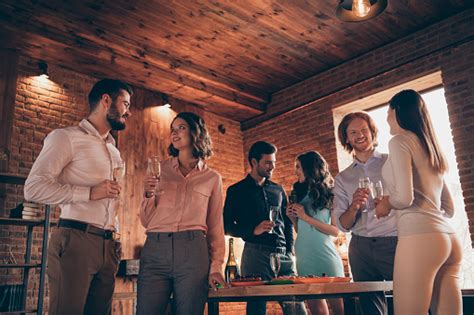 낮은 각도 보기 좋은 매력적인 사랑 스러운 윈 섬 초상화 꽤 쾌활 한 긍정적인 여성 신사 재미 토크 하우스 이벤트 애정 유행 나무 벽돌 산업 다락방 인테리어 룸 파티에 대한