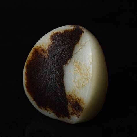 和田玉黑皮俏色籽料 玉雕界
