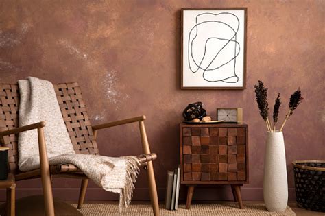 모형으로 거실 인테리어의 세련된 구성 나무 사이드 보드 및 우아한 개인 액세서리를 디자인하십시오 갈색 벽 아늑한 아파트 가정 장식 템플렛 가구에 대한 스톡 사진 및 기타