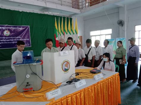 ဒလမြို့နယ်၌ မဲဆန္ဒရှင်ပြည်သူများ မြန်မာအီလက်ထရောနစ်မဲပေးစက်ဖြင့် လက်တ