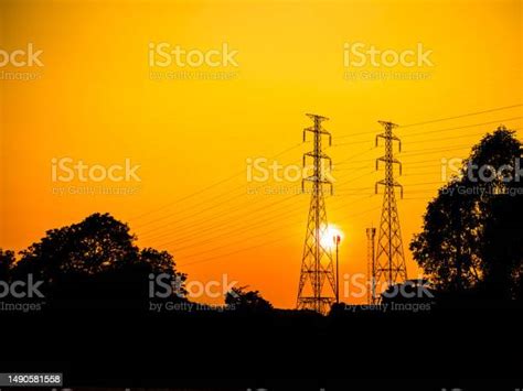 일몰 배경에 고전압 극 라인 전력 유틸리티 타워 전압 전송 에너지 스테이션 분배 전기 기술자 그리드 포스트 타워 위험 기술 건설 산업 0명에 대한 스톡 사진 및 기타 이미지