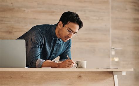 노트북 작성 아이디어 브레인 스토밍 또는 웹 사이트 마케팅 전략 계획을 통해 커피 글쓰기 및 신생 기업가 생각 집중 및 사업가 플래너 또는 원격 작업자 광고 모형 비즈니스에