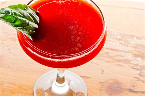 칵테일 장인의 바텐더 나 믹솔로지스트가 만든 전통 미국 음료는 말하기 쉬운 고급 바 또는 다이빙 이나 선술집에서 차가운 칵테일 잔에 담긴 칵테일과 과일장식이 제공됩니다 0