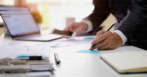 아침 햇살에 현대 사무실에서 가상 아이콘 다이어그램이 있는 현대 사무실에서 디지털 컴퓨터로 일하는 사업가 사진