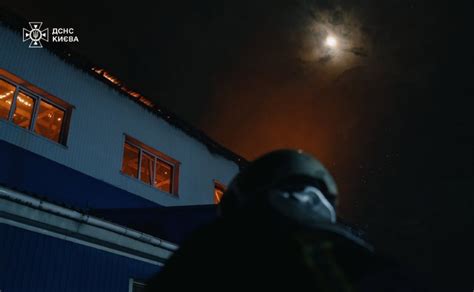 У Деснянському районі ліквідували масштабну пожежу на складі ФОТО Читайте на Ukr Net