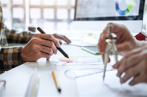 그래픽 태블릿과 컬러 스와시에 스케치 작업 젊은 인테리어 그래픽 디자이너의 팀 현대 사무실에서 하우스 프로젝트의 논의 창조적 인