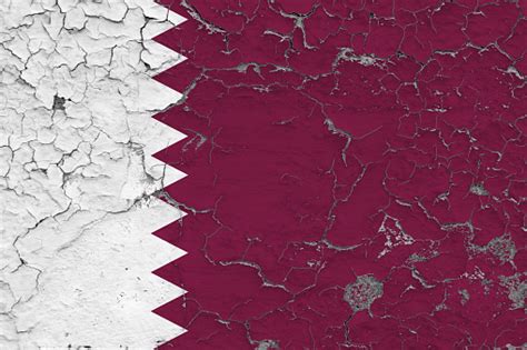 카타르의 국기는 금이 더러운 벽에 그린 빈티지 스타일 표면에 국가 패턴입니다 0명에 대한 스톡 사진 및 기타 이미지 0명