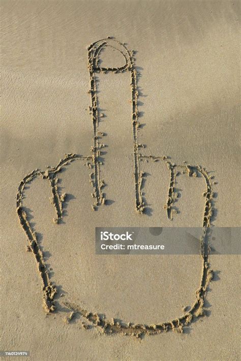 바다 팔로렘 비치 고아 인도 개념 소셜 미디어 이모티콘 사진의 모래에 그려진 맑은 해변에 무례한 중간 손가락 그리기 스케치의 이미지 새의 황금 모래에 당신의 기호까지 길을