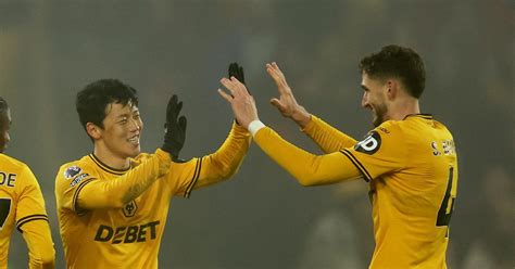 황희찬 드디어 첫 골울버햄튼 10명 맨유에 2 0 완승