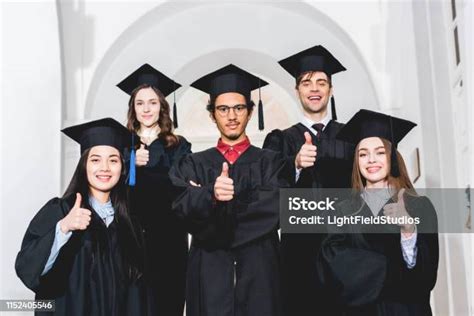 졸업식 가운에 쾌활 한 학생 서와 엄지손가락을 보여주는 5명에 대한 스톡 사진 및 기타 이미지 5명 검은색 교육 Istock