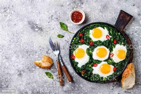 시금치 양배추 및 완 두와 녹색 Shakshuka입니다 건강 한 맛 있는 아침 식사 0명에 대한 스톡 사진 및 기타 이미지 0명 Shakshouka 건강한 식생활