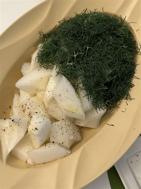 Stella On Twitter 참외는 샐러드용 과일로 최고다 향긋하고 아삭하고 수분 팡팡 과즙 터지고 혼자 다해 1 참외 껍질 까고 속 파고 한입 크기로 나붓나붓