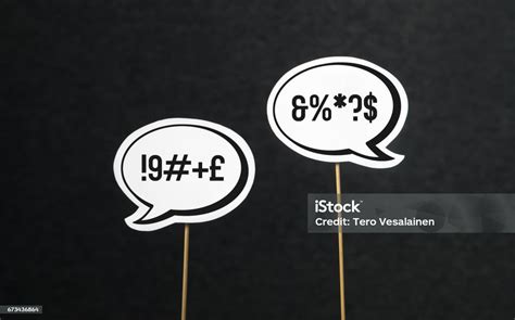 인수 싸움 저주 또는 개념을 맹세 합니다 2 개의 음성 거품 논쟁 연설 풍선 어두운 배경에 나무 막대기와 골 판지의 종이에서 잘라 Brand Name Online
