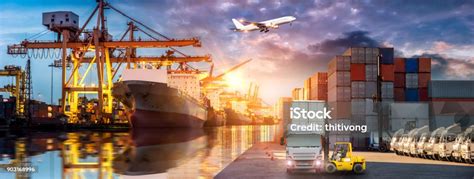 물류 및 운송 컨테이너 화물선 및 일출 물류에서 일 하는 조선소에서 크레인 다리와 화물 비행기의 수입 수출 및 수송 산업 배경