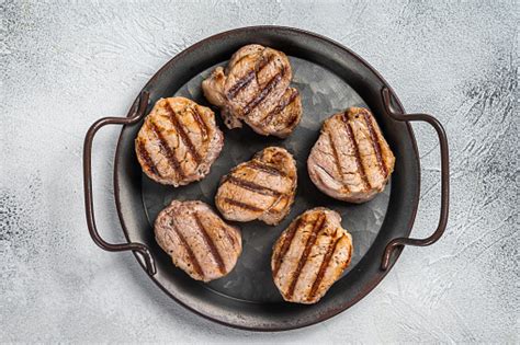 튀긴 돼지고기 메달리온 안심 고기로 만든 스테이크 회색 배경입니다 평면도 복사 공간 0명에 대한 스톡 사진 및 기타 이미지 0명 검은색 고기 Istock