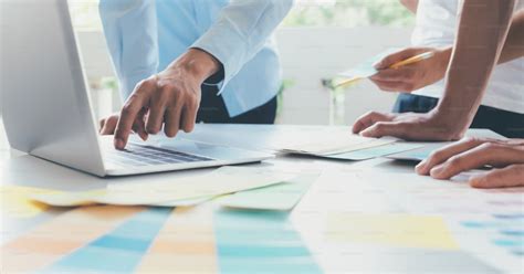 사무실에서 일하는 디자이너 팀 비즈니스 및 디자이너 브레인스토밍 회의 팀 사진 Unsplash의 태국 민족 이미지