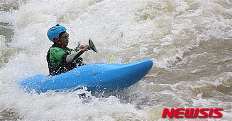 내린천 물살을 가르는 카약