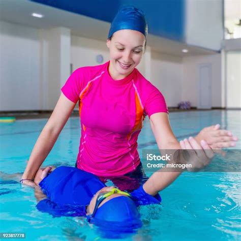 수영 레슨입니다 귀여운 소년 수영 강사와 함께 수영 하는 학습 강사에 대한 스톡 사진 및 기타 이미지 강사 건강한 생활방식 귀여운 Istock