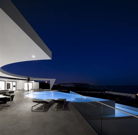 Curved Wall Architecture Framing Outstanding Views