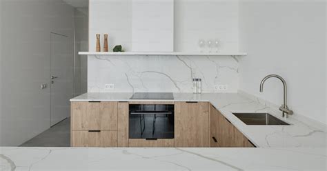 흰색 캐비닛이있는 주방 사진 Unsplash의 작업 표면 이미지