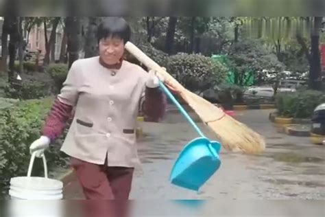 保洁大姐跳霹雳舞，舞姿洒脱，动作十分有活力