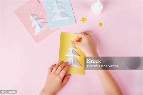 Diy와 아이의 창의력 종이 접기의 개념 단계별 지시 크리스마스 트리 종이 접기로 인사말 카드를 만드는 방법 엽서에 단계6 접착제 스타 새해 공예 크리스마스에 대한 스톡