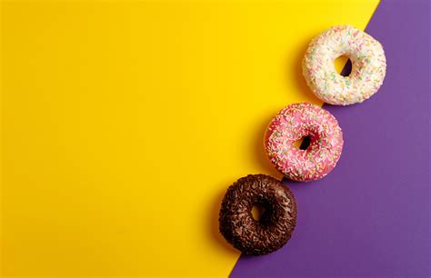 노란색과 보라색 깊은 보라색 배경 상단보기 사본 공간에 분홍색 흰색과 검은 초콜릿 도넛 갈색에 대한 스톡 사진 및 기타 이미지 갈색 개념 개념과 주제 Istock